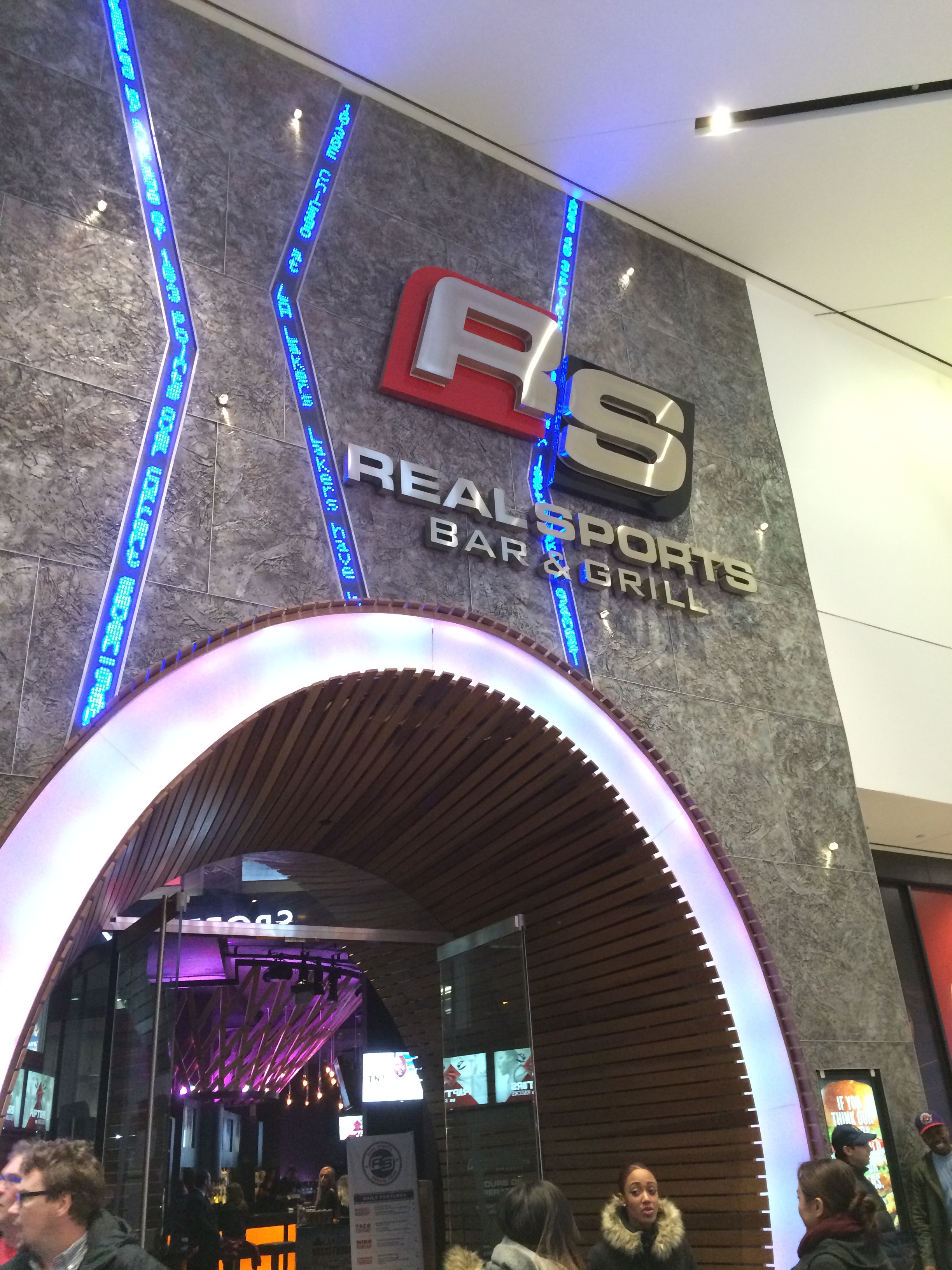 Real Sports Bar&Grill トロント最大のスポーツバー - East-Westカナダ留学センター